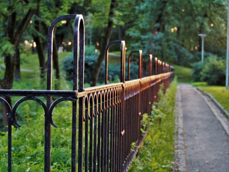 Front Yard Curb Appeal: Gate and Fence Ideas for Welcoming Entrances ...